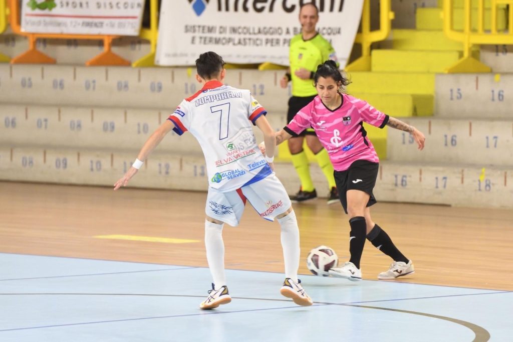 Dos goles de Pía Gómez en el futsal italiano - Diario San Rafael