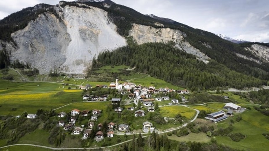 Evacúan aldea alpina suiza por temor a inminente derrumbe de la montaña ...