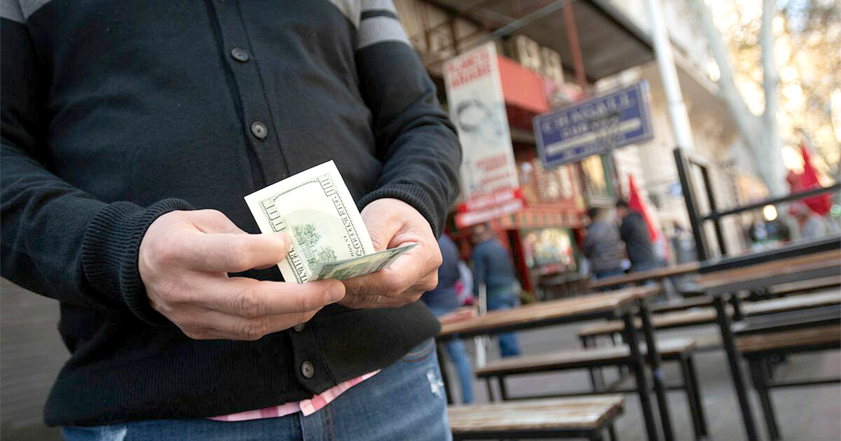 Economista explicó por qué baja el dólar blue - Diario San Rafael