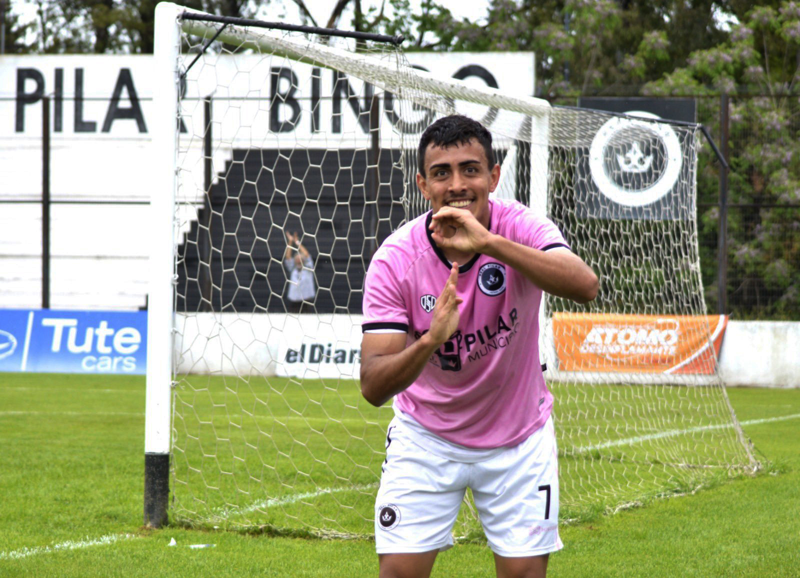 Santiago Ávila le dio el triunfo a Real Pilar que lidera la Primera C - Diario San Rafael