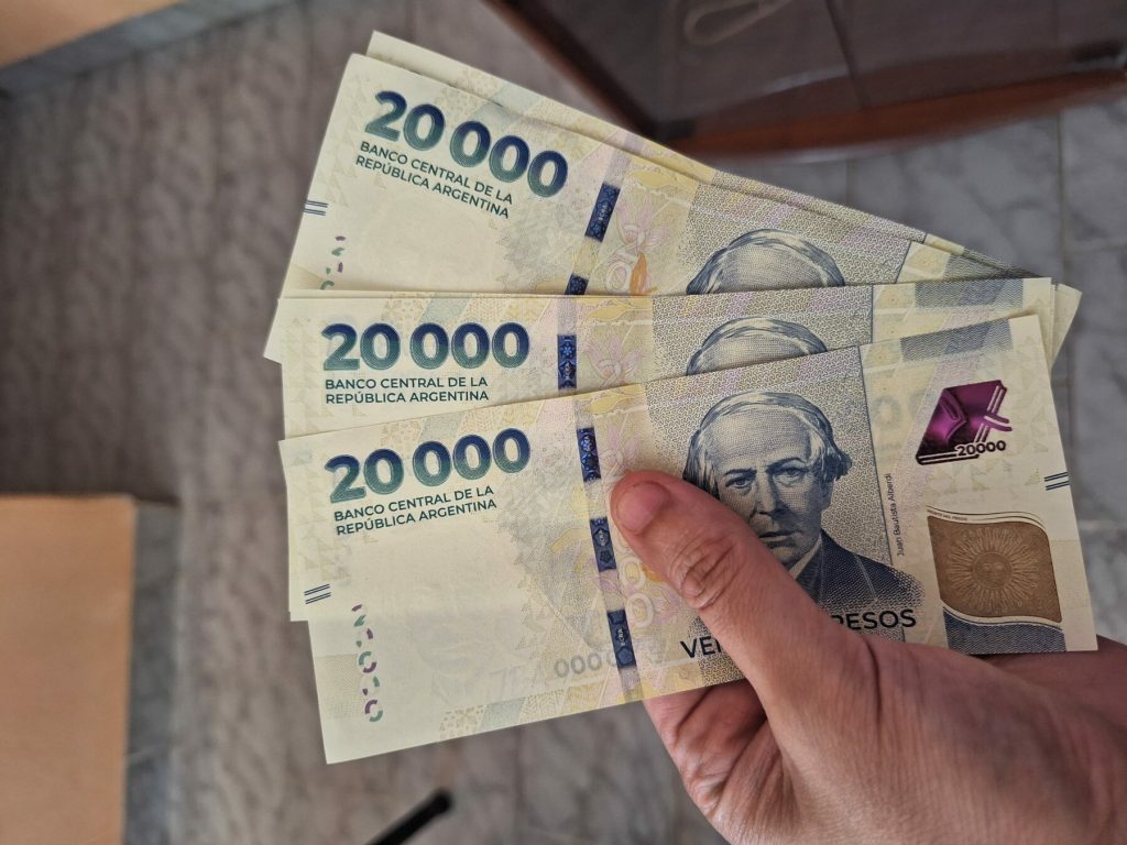 El nuevo billete de 20 mil pesos causa inconvenientes en los cajeros ...