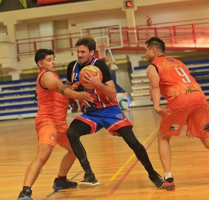 En Alvear se jugó la 5ª fecha de la Copa de Maxi básquet “Tito Román” - Diario San Rafael