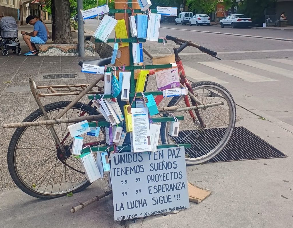 Un “arbolito” de medicamentos en el Kilómetro Cero: el reclamo de ...